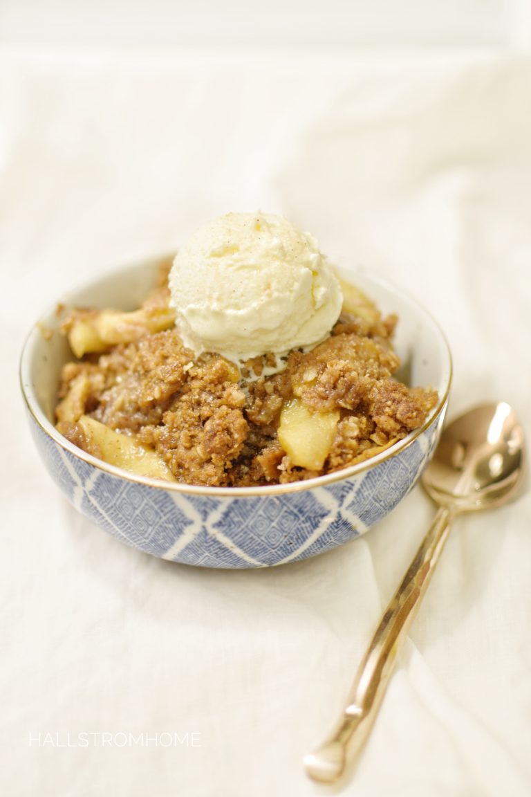 My Thanksgiving Table with Apple Crumble Dessert – Hallstrom Home